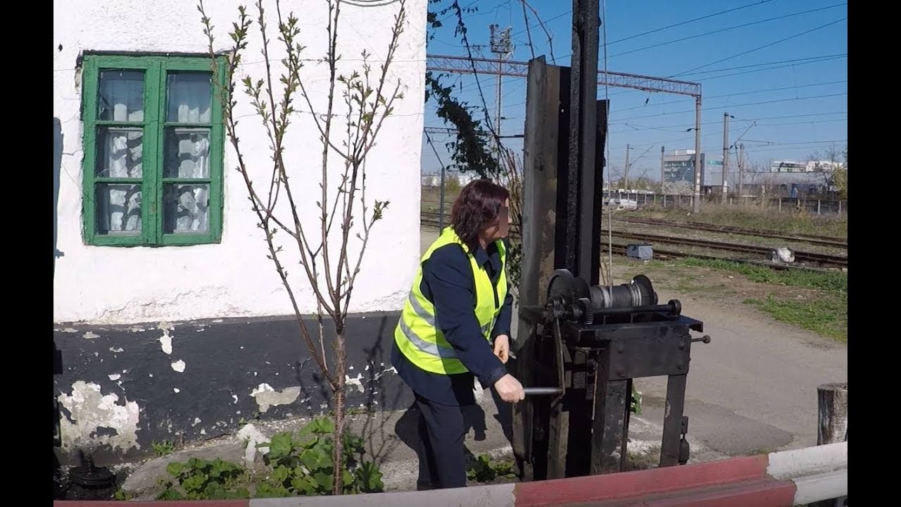 Bariera manuală de la Gara Obor - YouTube