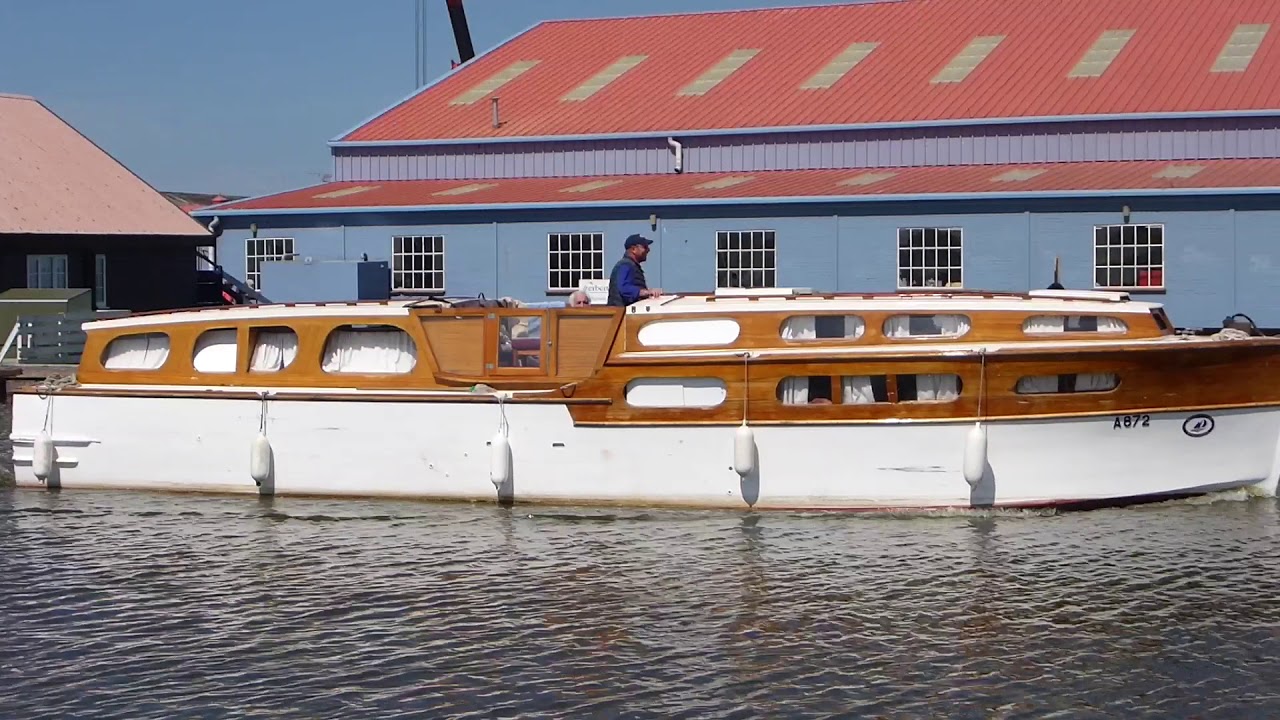 19 June 2018 Juliette 2 going through Potter Heigham Bridge. - YouTube