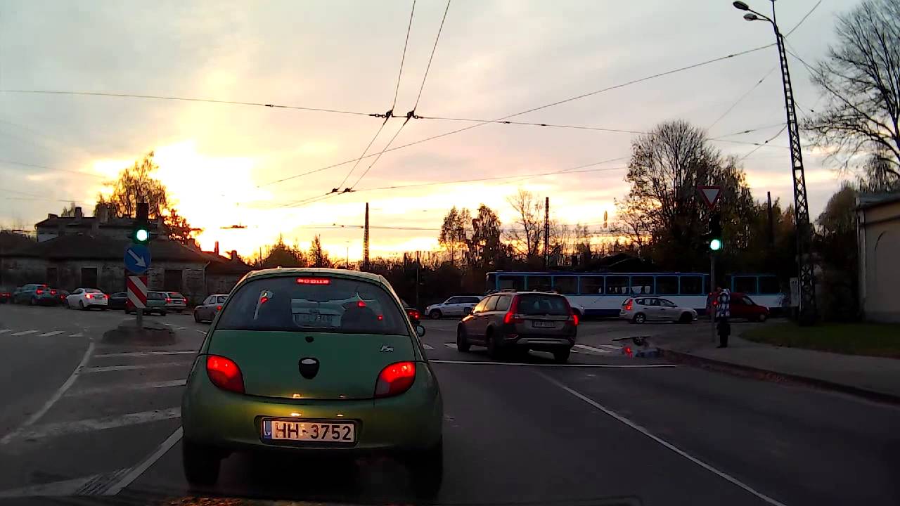 Driver runs red light in Riga 21.10.2013 - YouTube