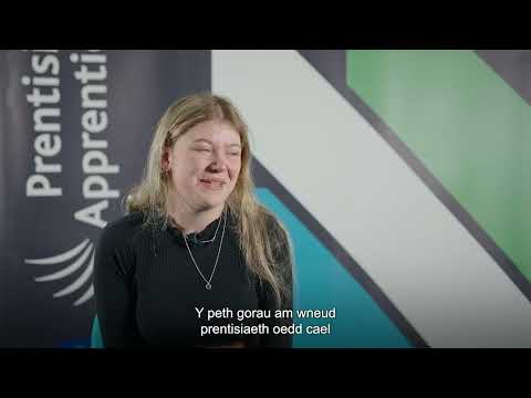 Prentis y Flwyddyn Iechyd a Gofal Cymdeithasol 2024 Jessica Owen