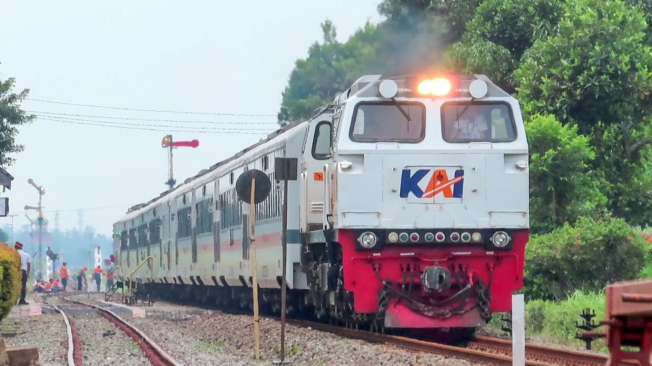 KEDATANGAN DAN KEBERANGKATAN KERETA API DI STASIUN KRAS KEDIRI - YouTube