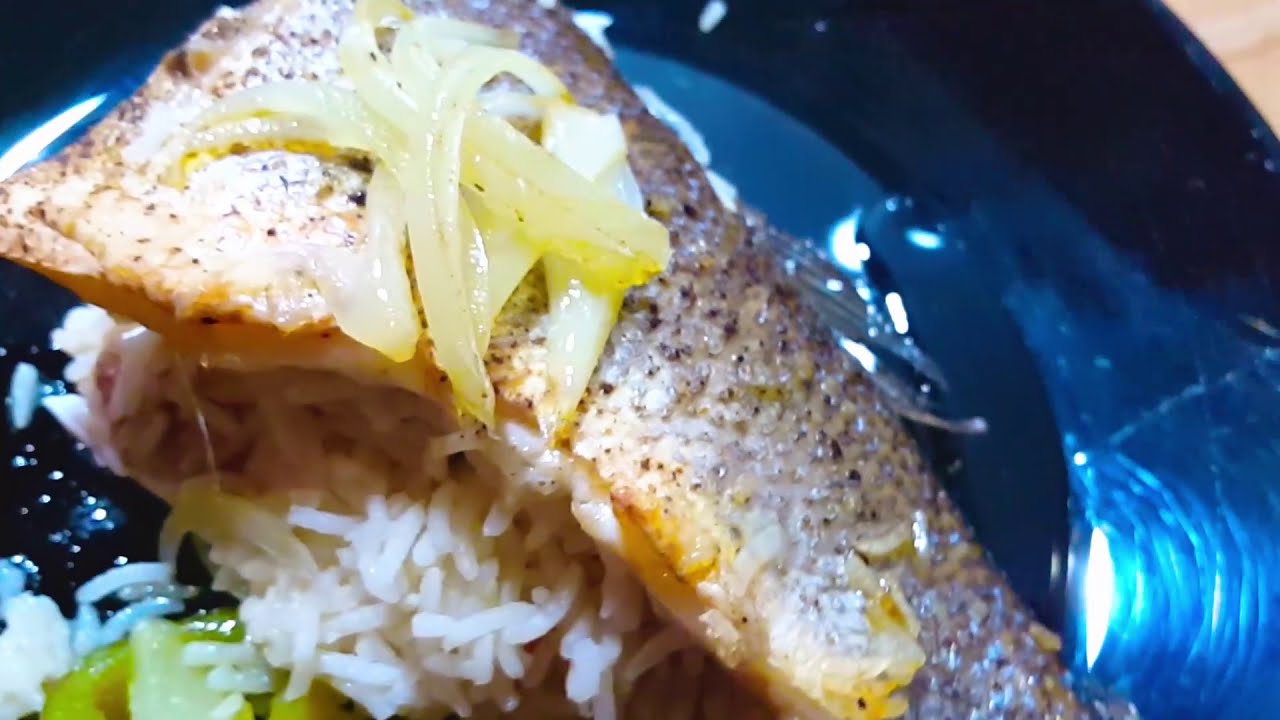 Recette facile poisson au four farci au riz parfumé - YouTube