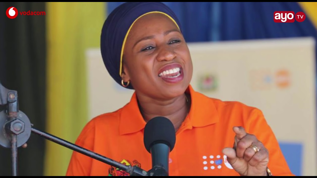 Waziri Ummy Mwalimu alivyojichanganya na mashabiki kuishangilia Coastal ...