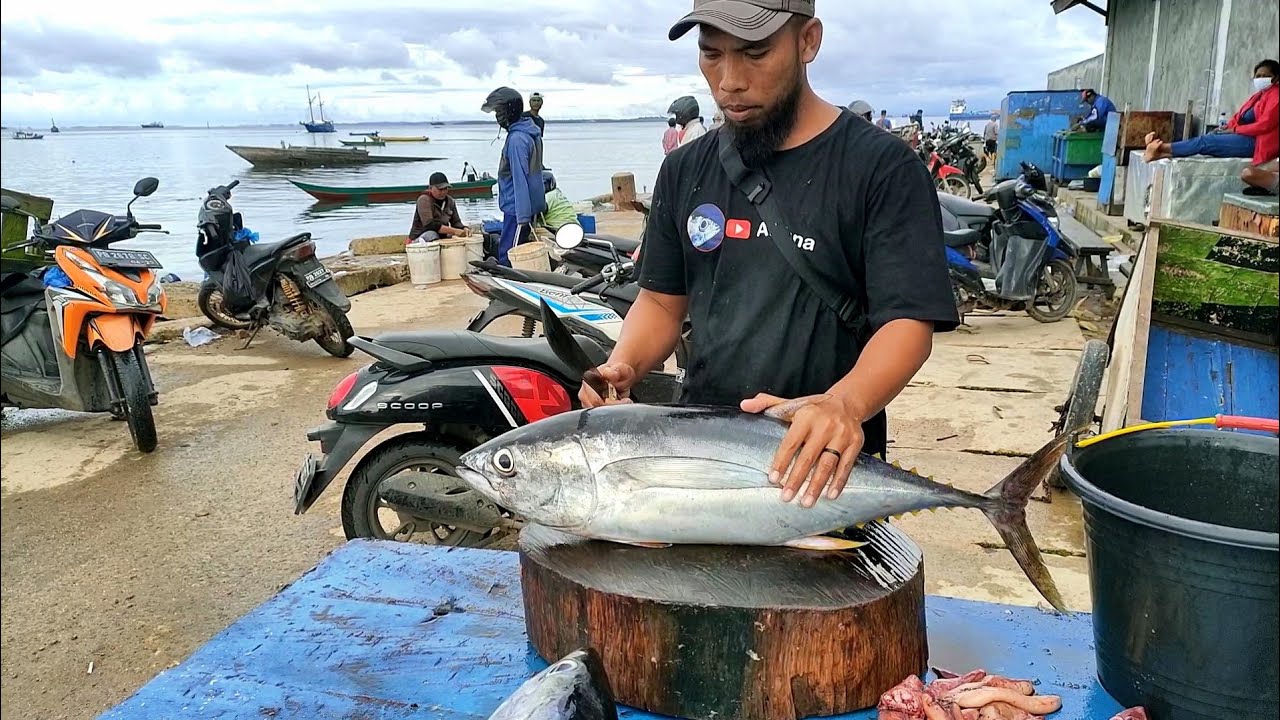 see first hand how an expert tuna cutter cuts tuna to perfection - YouTube