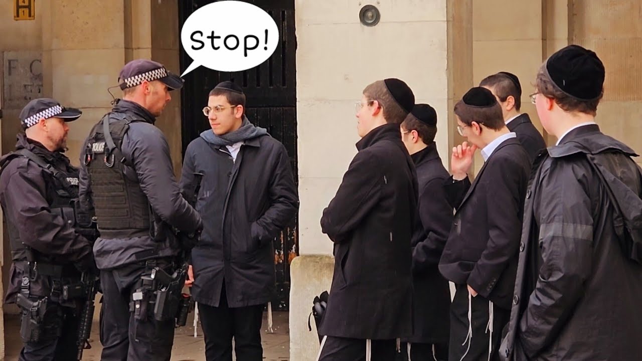 The Police Immediately Rushed in When They Saw the Guard Being ...