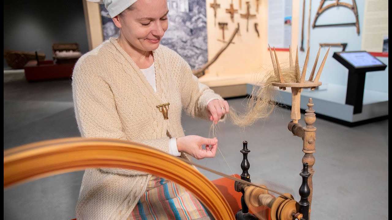 Pellavan kehrääminen - Spånad av lin - YouTube