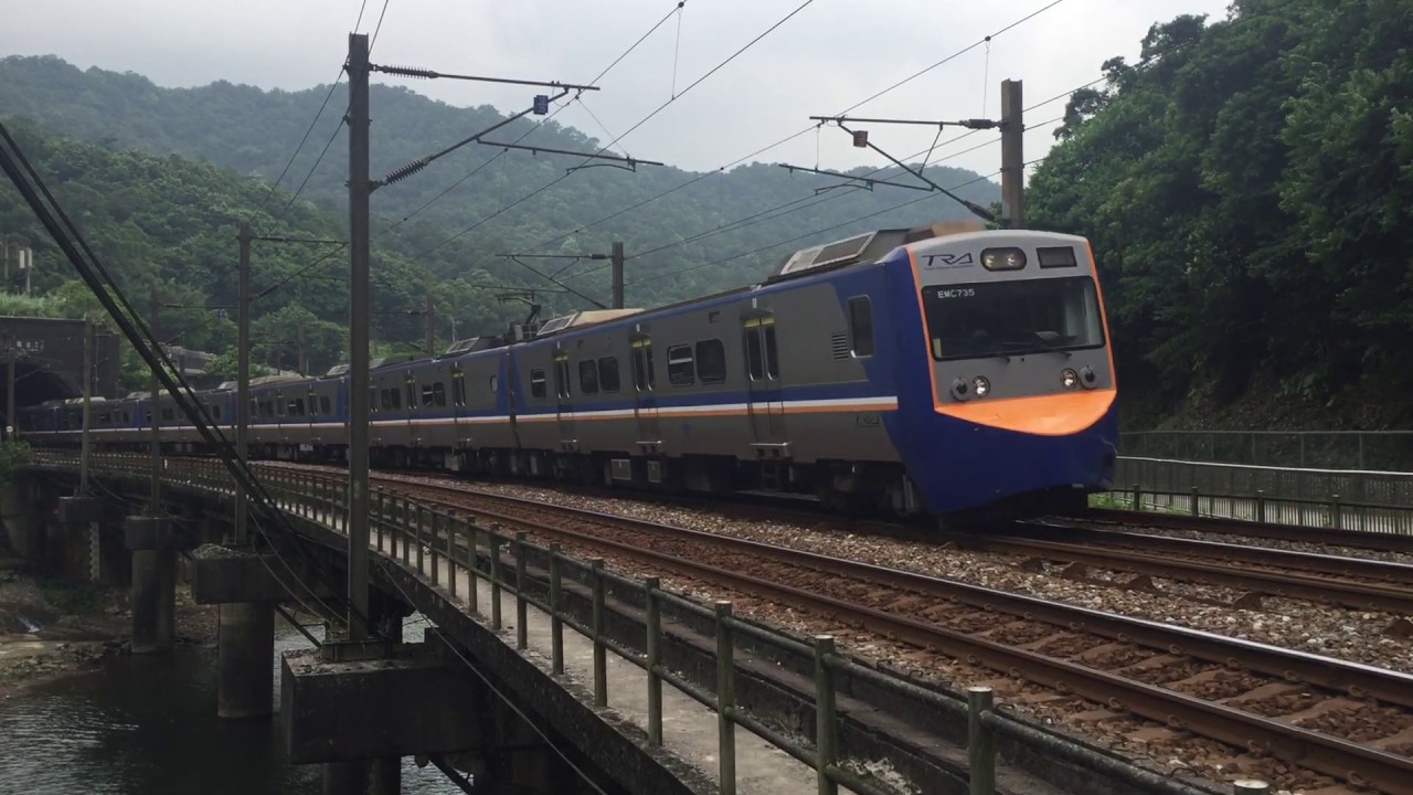 台鐵 區間車 EMU700 與 EMU500 列車交會 Taiwan Railway Local express EMU700 and ...