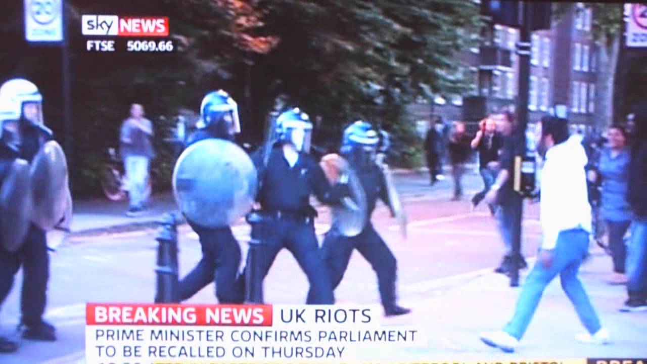 London Riots - Guy Gets Hit Over The Head With Police Baton - YouTube