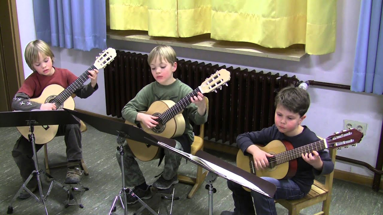 Mattis (6), Lasse (6) and Jacob (7) play Andantino by Fernando Sor ...