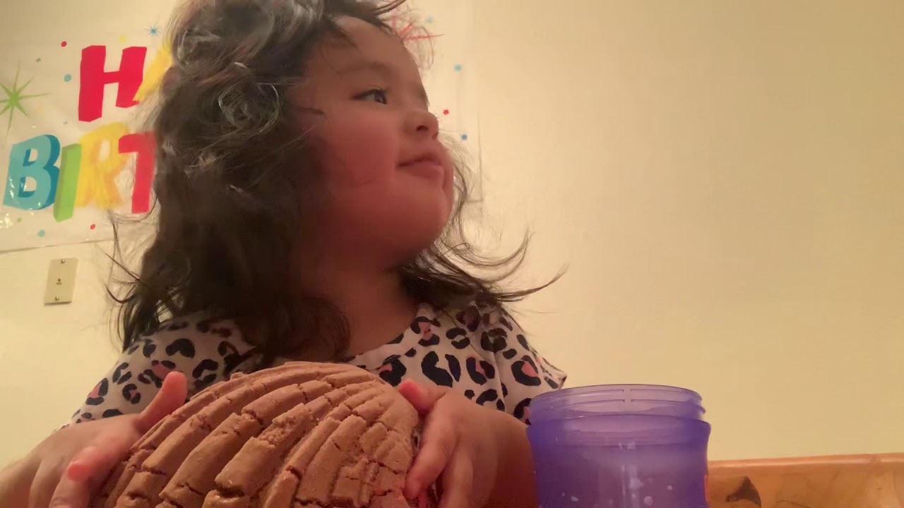 Arianny eating her Concha! - YouTube