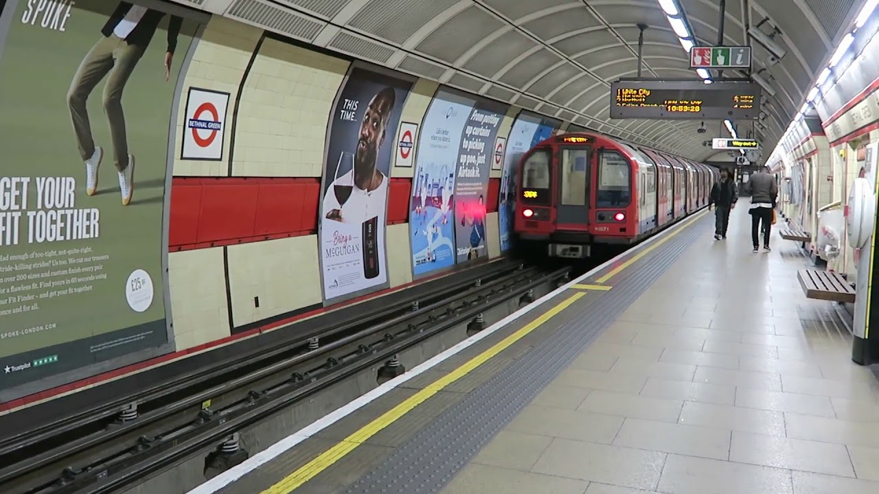 London Underground Central Line 1992 Stock Trains At Bethnal Green 25 ...