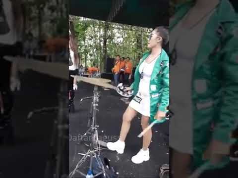 Wanita cantik pakai rok mini joget mantul ☺☺☺
