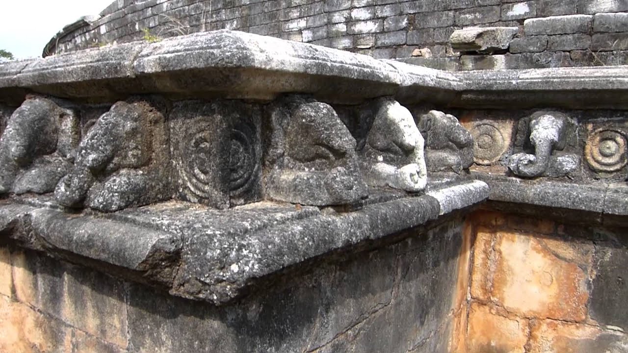 Sri Lanka, Kantaka Chetiya bij Mihintale met varaan - YouTube