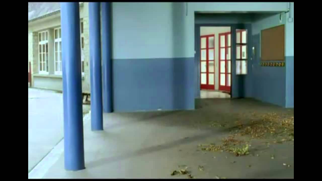 Το τελευταίο κουδούνι σε παραδοσιακό ελληνικό σχολείο - YouTube