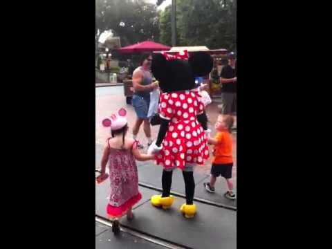 Minnie Mouse walking kids - YouTube
