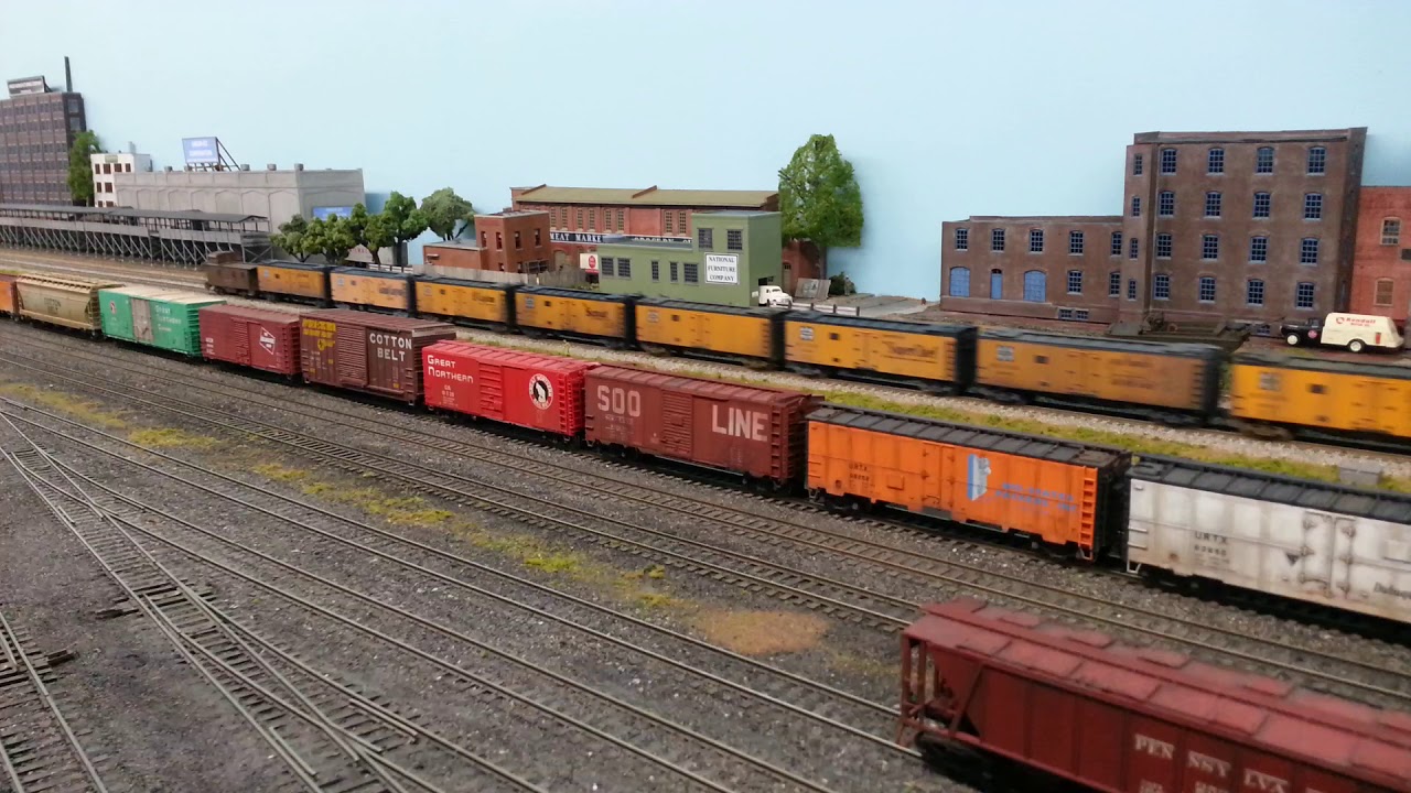 HO Scale Santa Fe reefer train - YouTube