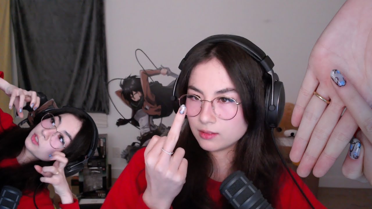 Kyedae showing off her blue roses nails - YouTube