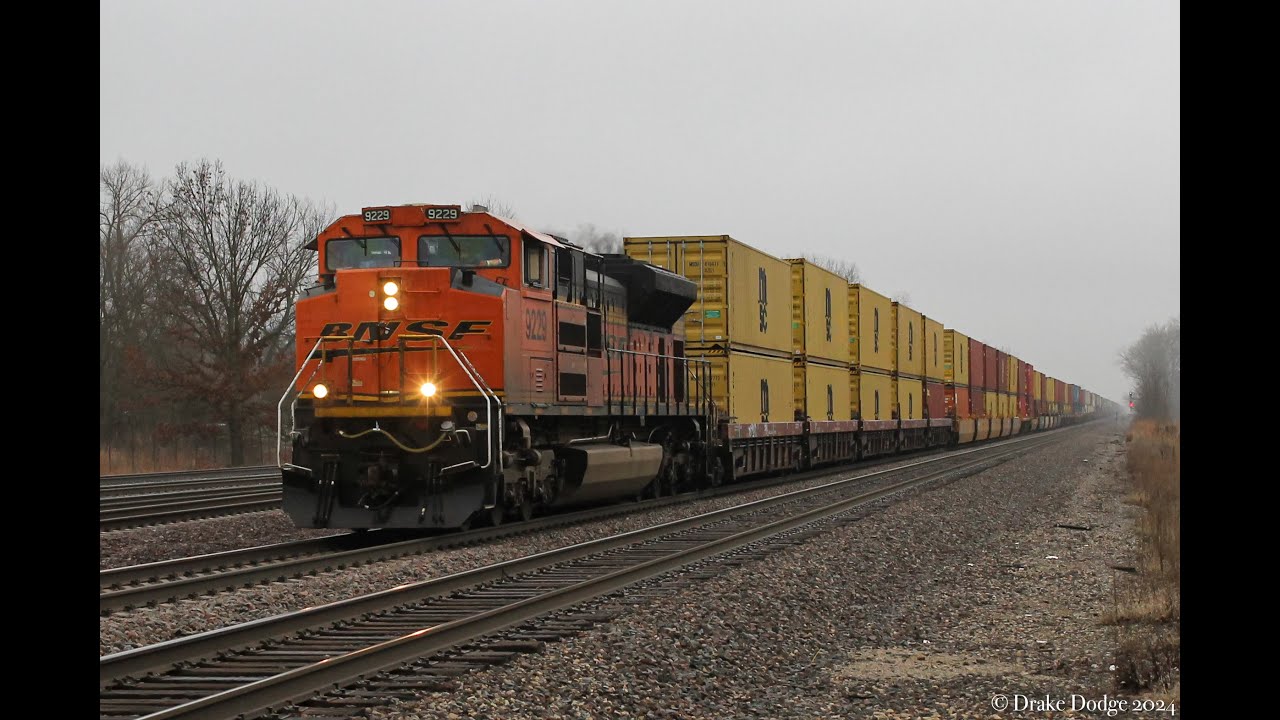 ACe lashup! BNSF 9229 East at Murphy Road, in Wilmington, Illinois - YouTube
