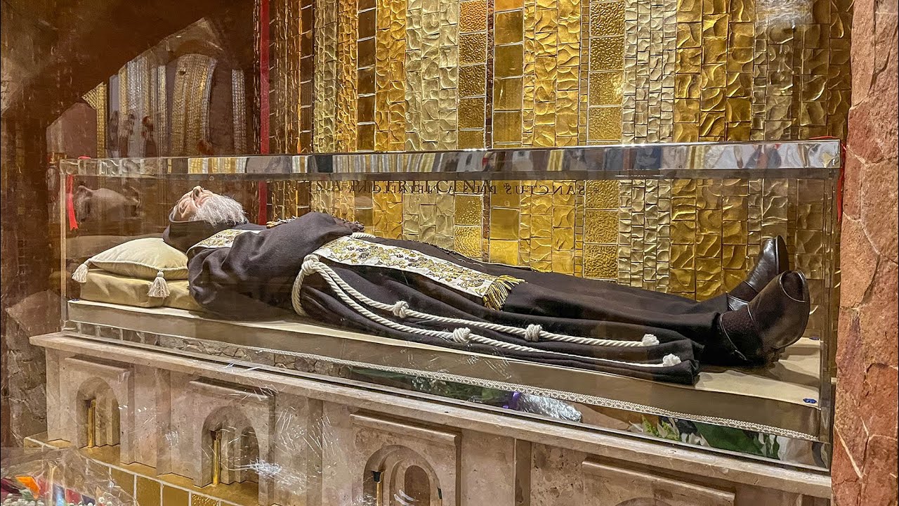 Padre Pio's Body at San Giovanni Rotondo in Italy - YouTube