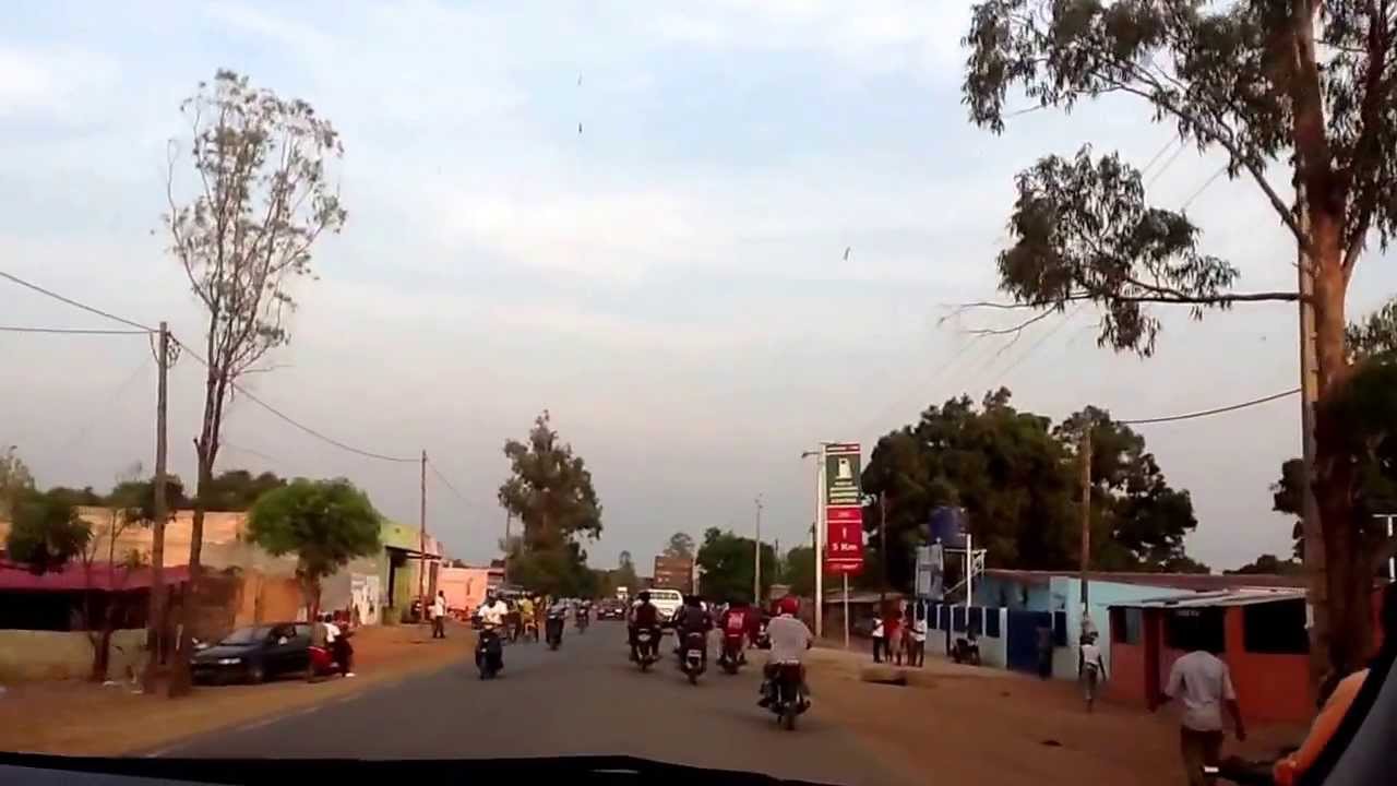 Entrando a Saurimo, 1000Km al este de Luanda. - YouTube