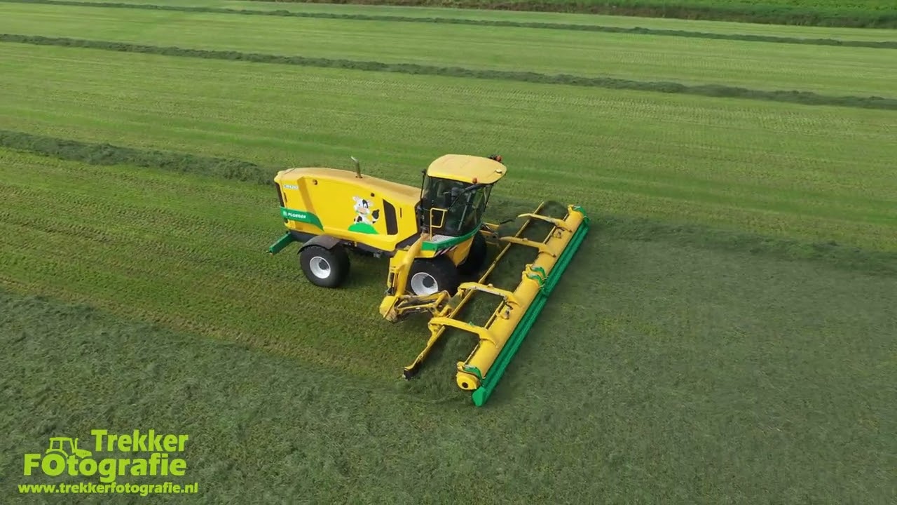 Ploeger CM 4240 | Self-Propelled Merger | Raking grass | Gras harken ...