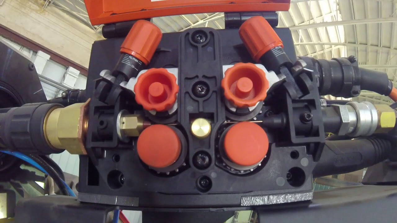 Робот для сварки строительных лесов FANUC ARC Mate 100 iC/8L - YouTube