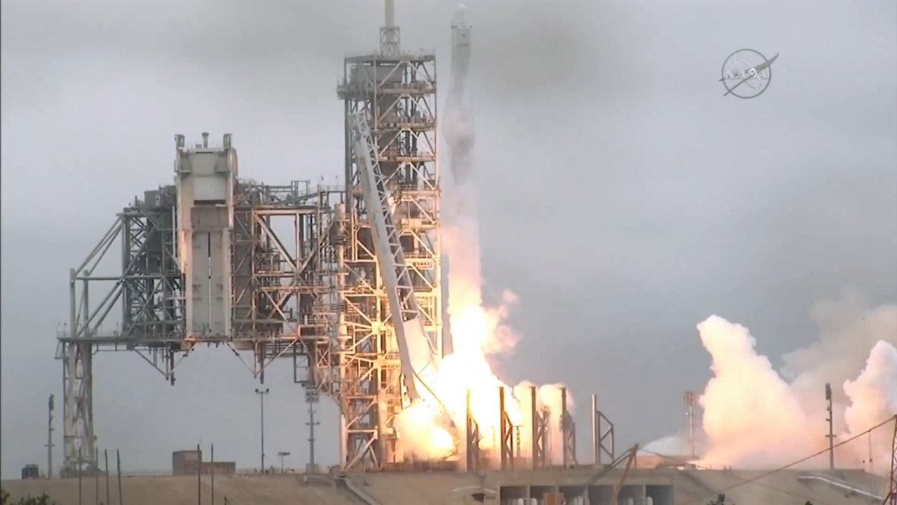 Replays - First Falcon 9 Launch from KSC's LC-39A - YouTube