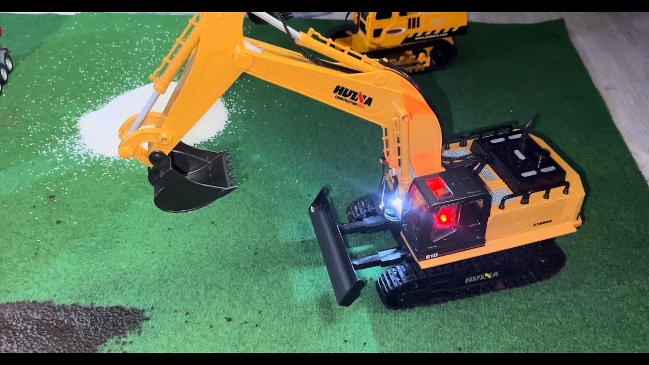 RC excavator RC mini tractor build mini farm نقل التراب والرمال لإنشاء ...