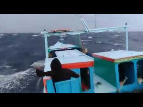 Ngeriii !!! ombak besar nelayan bugis tetap melaut sampai perbatasan ...