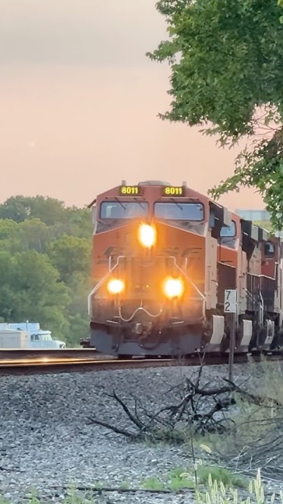 Extra loud 70 mph BNSF Z train w/ BNSF Warbonnet trailing!!! #bnsfrailway #bnsf #bnsftrains ...