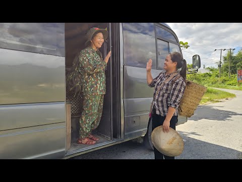 A touching farewell after the time the grandmother and grandchild spent together.