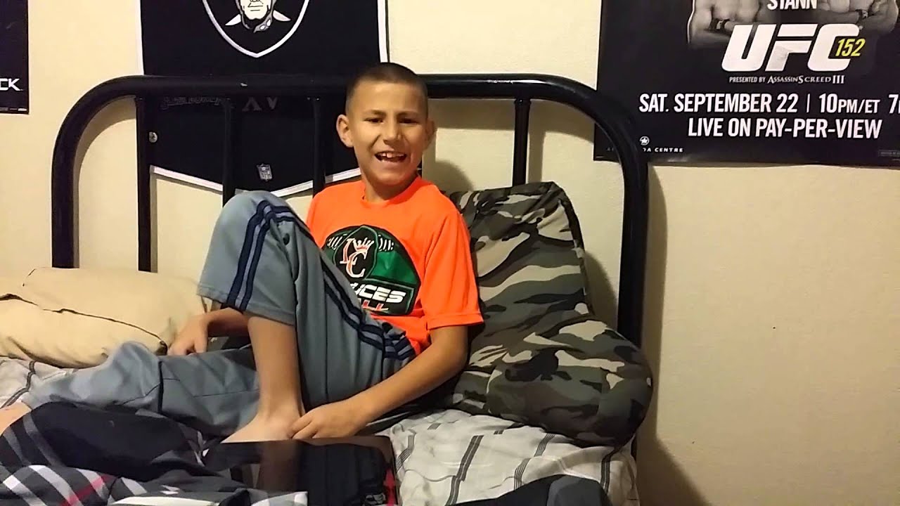 Lazy kid sings lazy song - YouTube