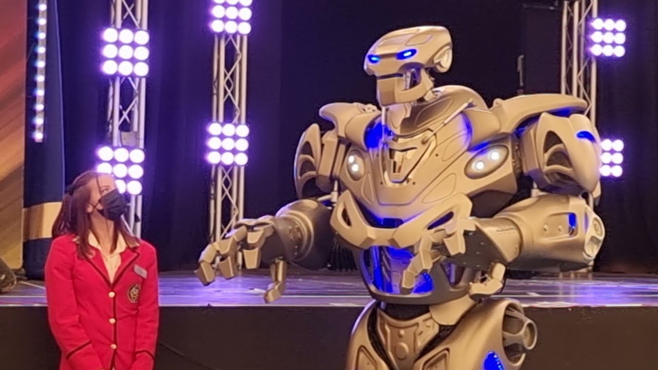 TITAN THE ROBOT PERFORMANCE AT BUTLINS SKEGNESS 2021 - YouTube