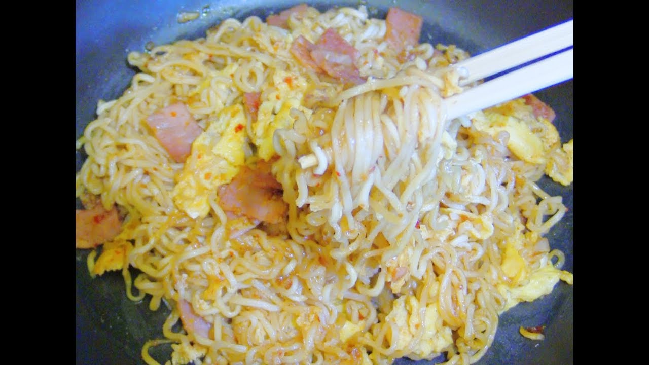 Spicy Ramen Noodles with Ham and Egg - YouTube