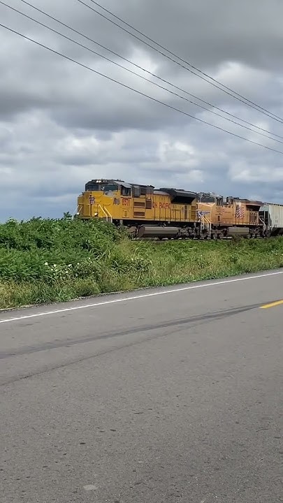 UP 8571 Newpaint ACe with an awesome engineer - YouTube