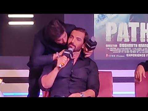 Pathaan I Jim aur Pathaan ka off screen Pyaar, Media ke samne kiya Kiss ...