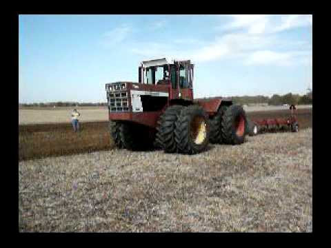 IH 4366 plowing - YouTube
