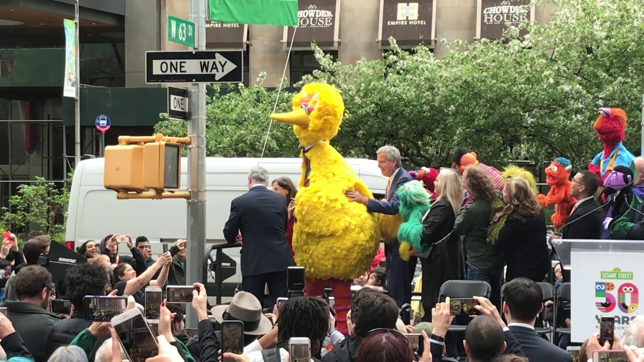Mayor Bill de Blasio, Big Bird and former cast members revealed the new ...