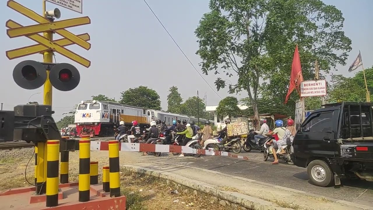 Palang Pintu Kereta Api || Railroad crossing || KA ARGO PARAHYANGAN 🇲🇨 ...
