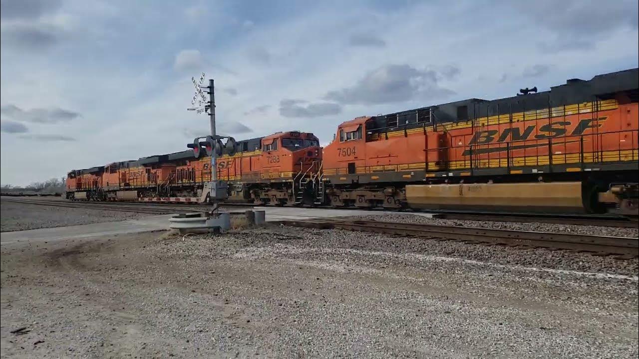 BNSF 6772 WB Z Train with BNSF 7911 EB Z Train in Chillicothe Illinois MP 130.16 1/25/24 - YouTube