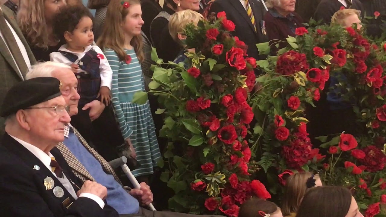 One hundred people mark one hundred years since the end of WW1 in York ...