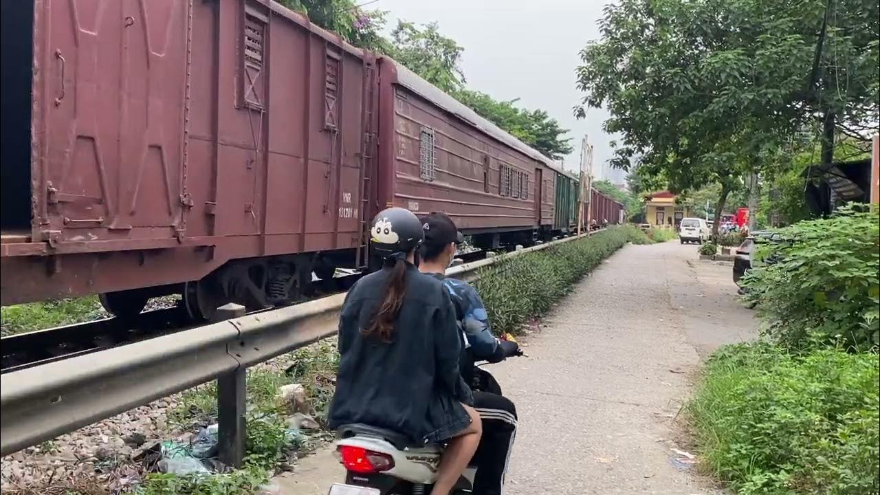 D18E-607 kéo tàu hàng 2308 về ga Giáp Bát (25/8/2023) - YouTube