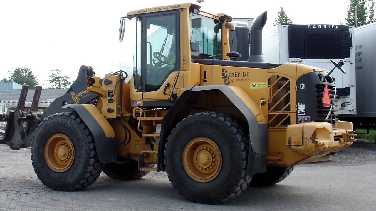 VOLVO L70F SHOVEL AAN HET LADEN - YouTube