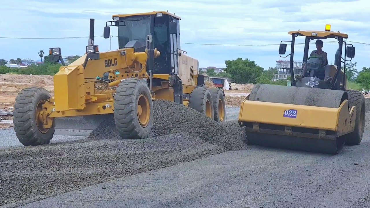 Mighty Strongly Machines Motor Grader & Roller Spreading gravel mix ...