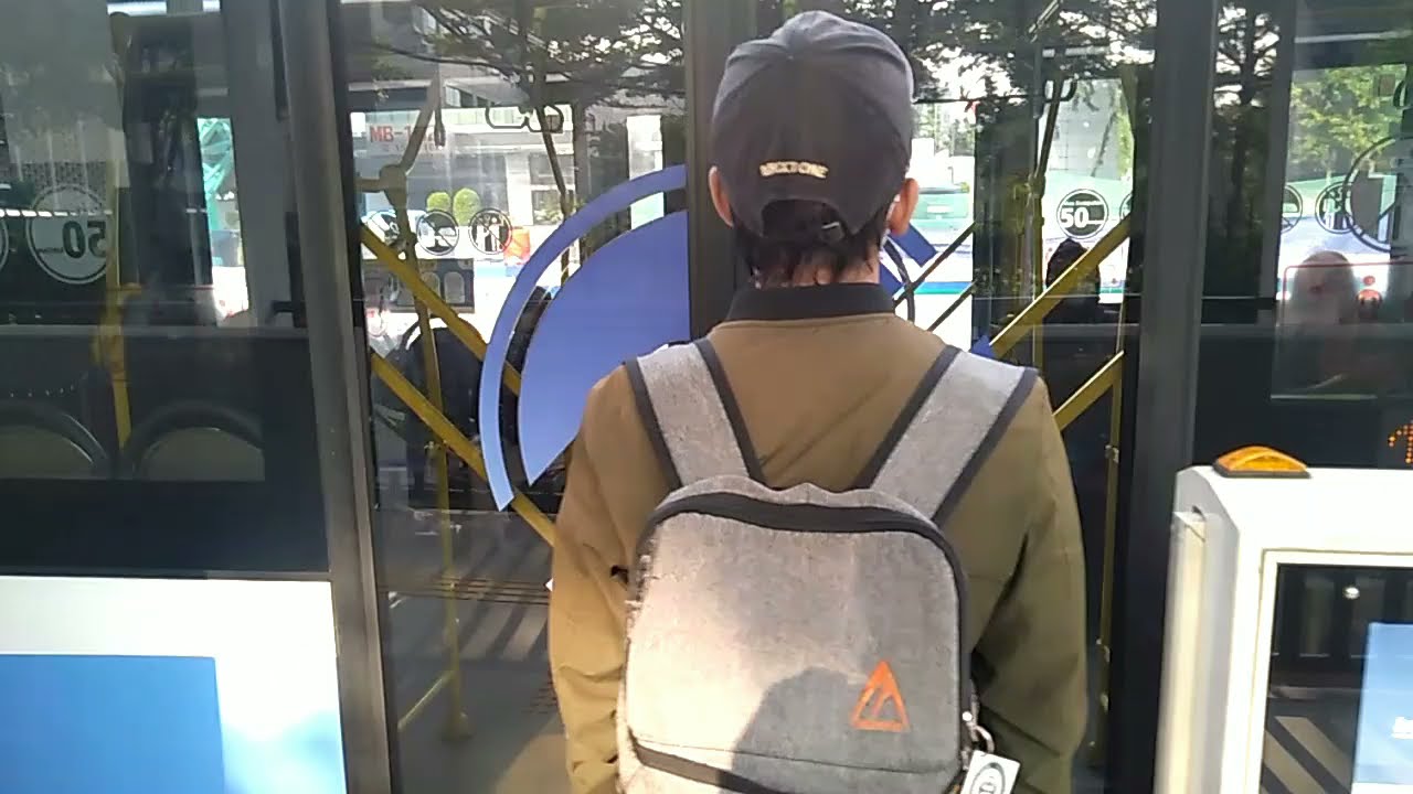 NAIK BUSWAY || pulang kerja naik busway - YouTube