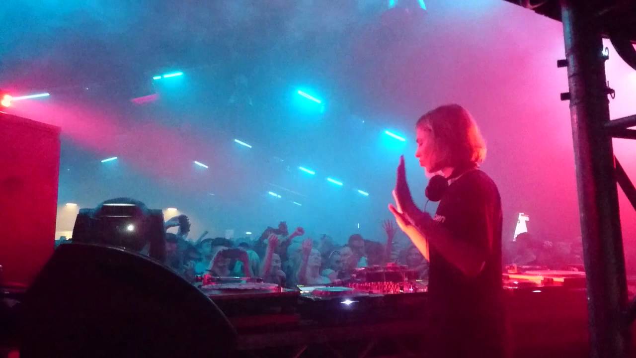Nina Kravitz shaking the warehouse @ Junction 2 Festival, 2016 - YouTube