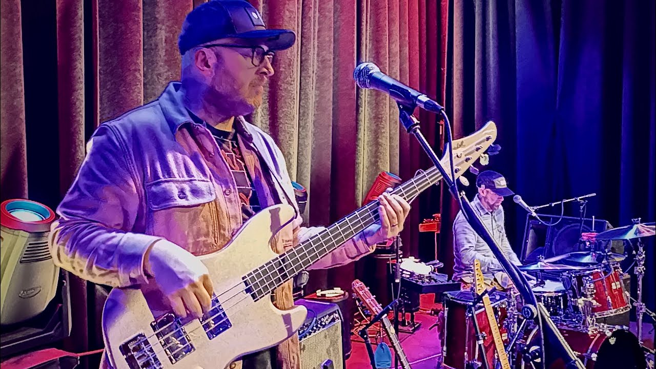 Tour touch base (bass) with Ian Allison of Scott’s bass lessons - YouTube