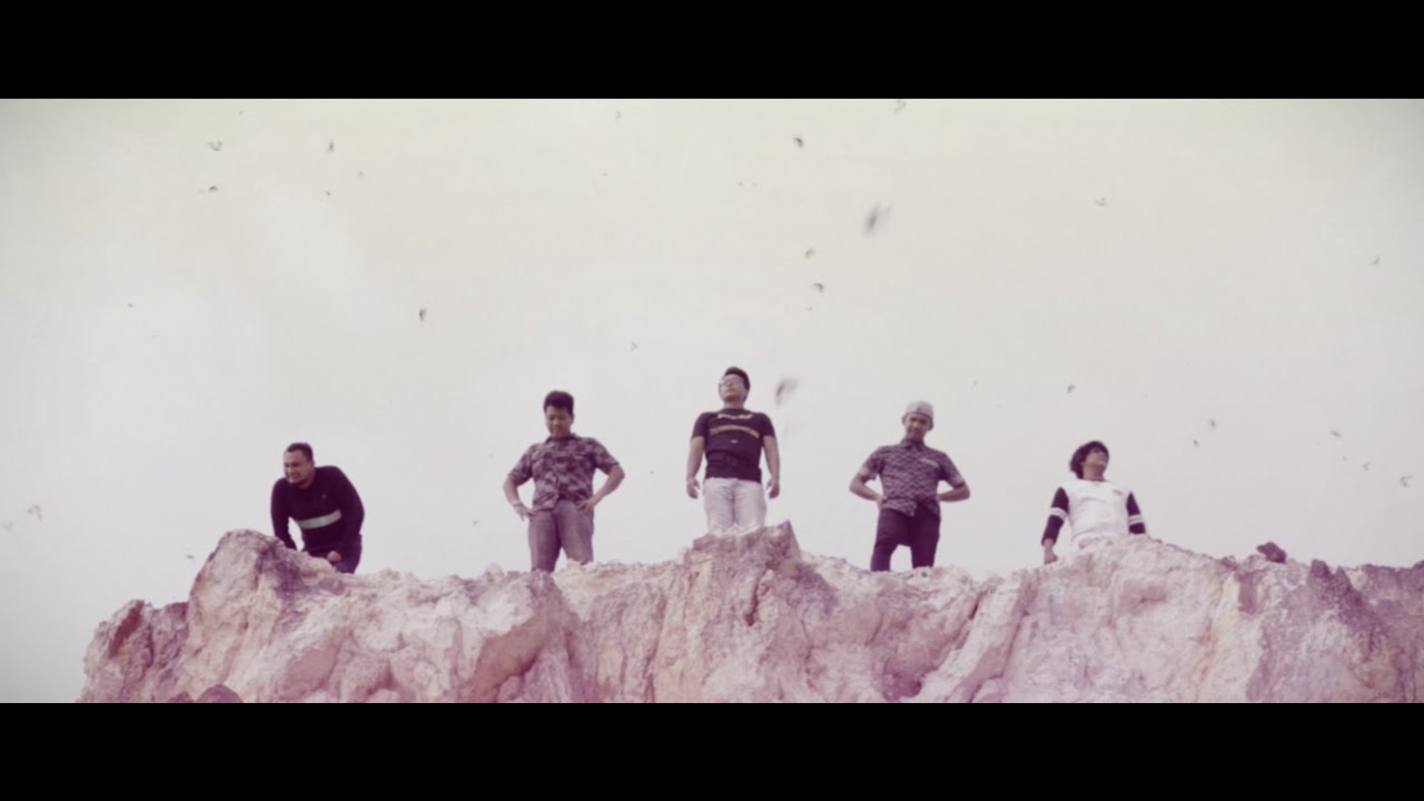 MONALYSSA - Dua Kaki Berlari (Official Music Video) - YouTube