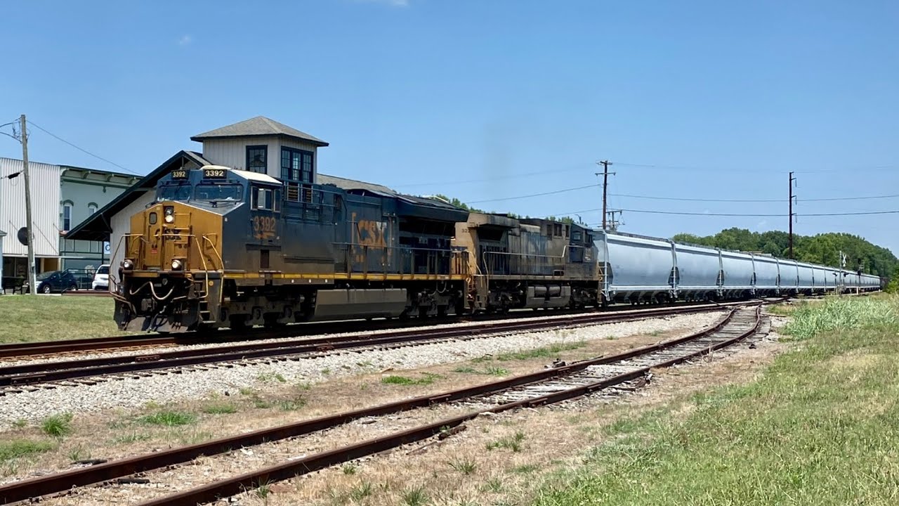 CSX M421 Flies through Emporia, VA - YouTube