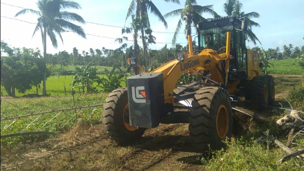 CLG 4165, grader, widining road - YouTube